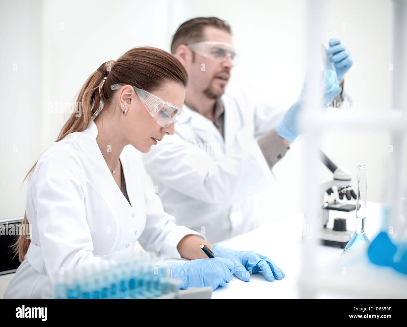 two scientists work in the laboratory Stock Photo - Alamy