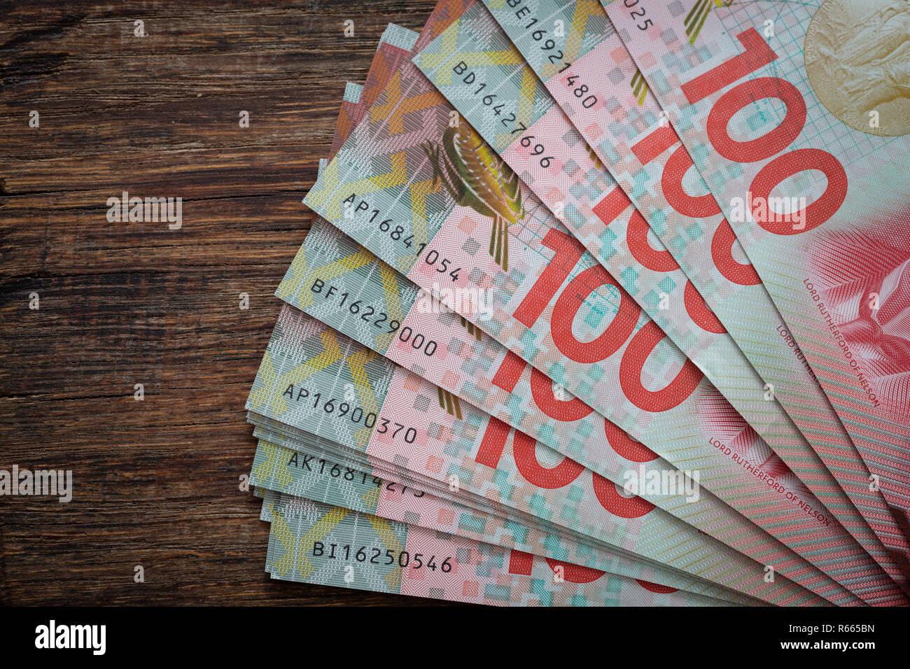 New zealand 100 dollar currency hi-res stock photography and images - Alamy