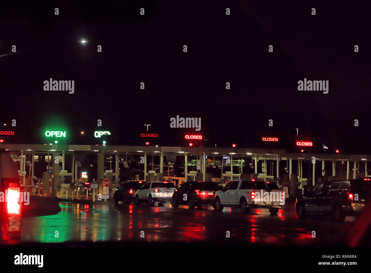 vehicles wait at the Canadian/american border in the early morning ...