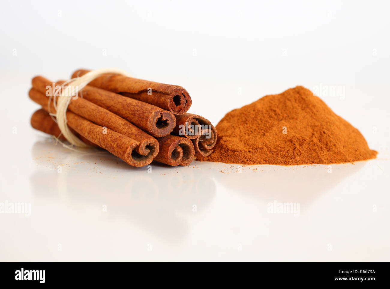Ground cinnamon powder close up hi-res stock photography and images - Alamy