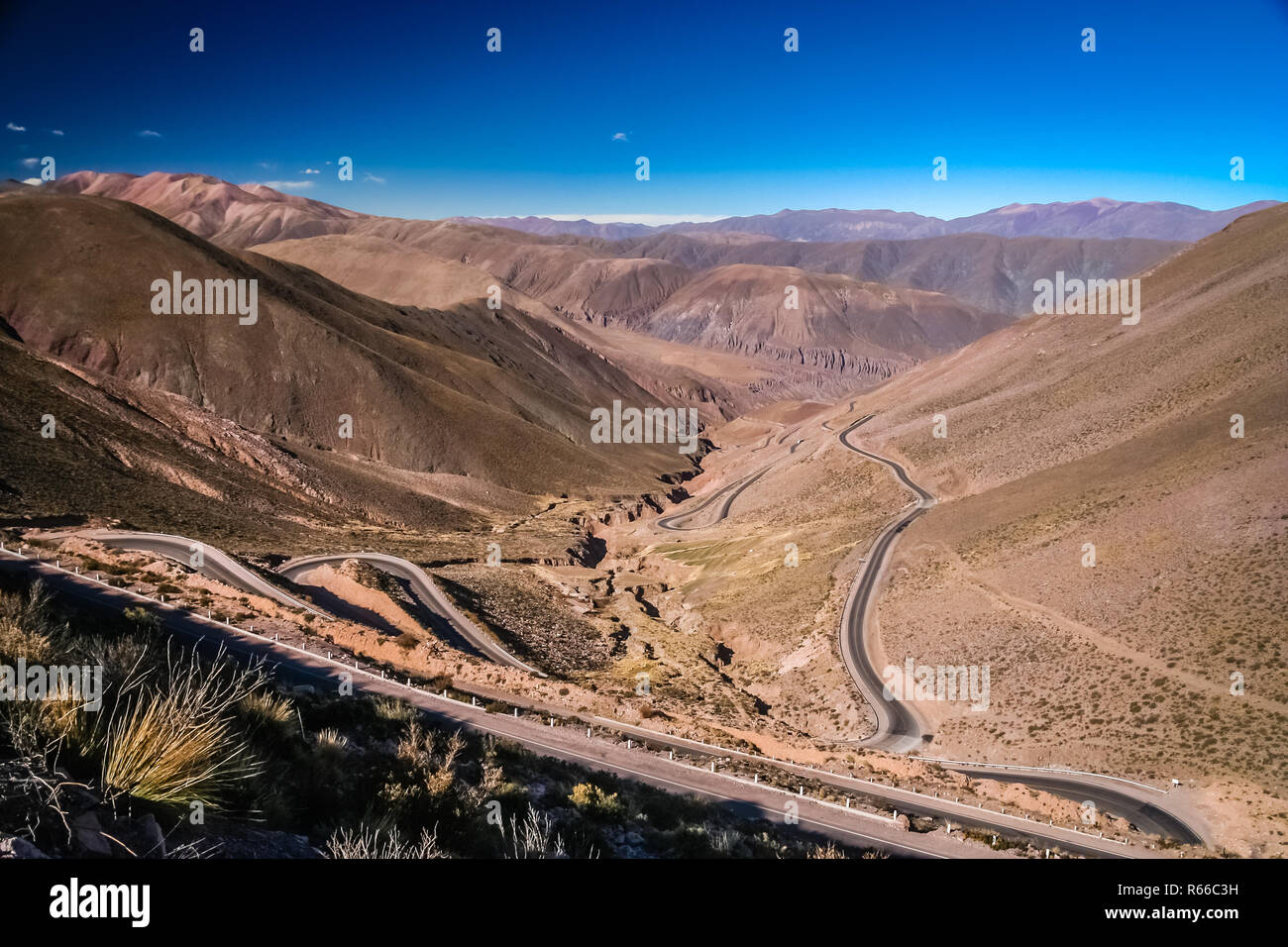 Twisting turning winding bending hi-res stock photography and images ...