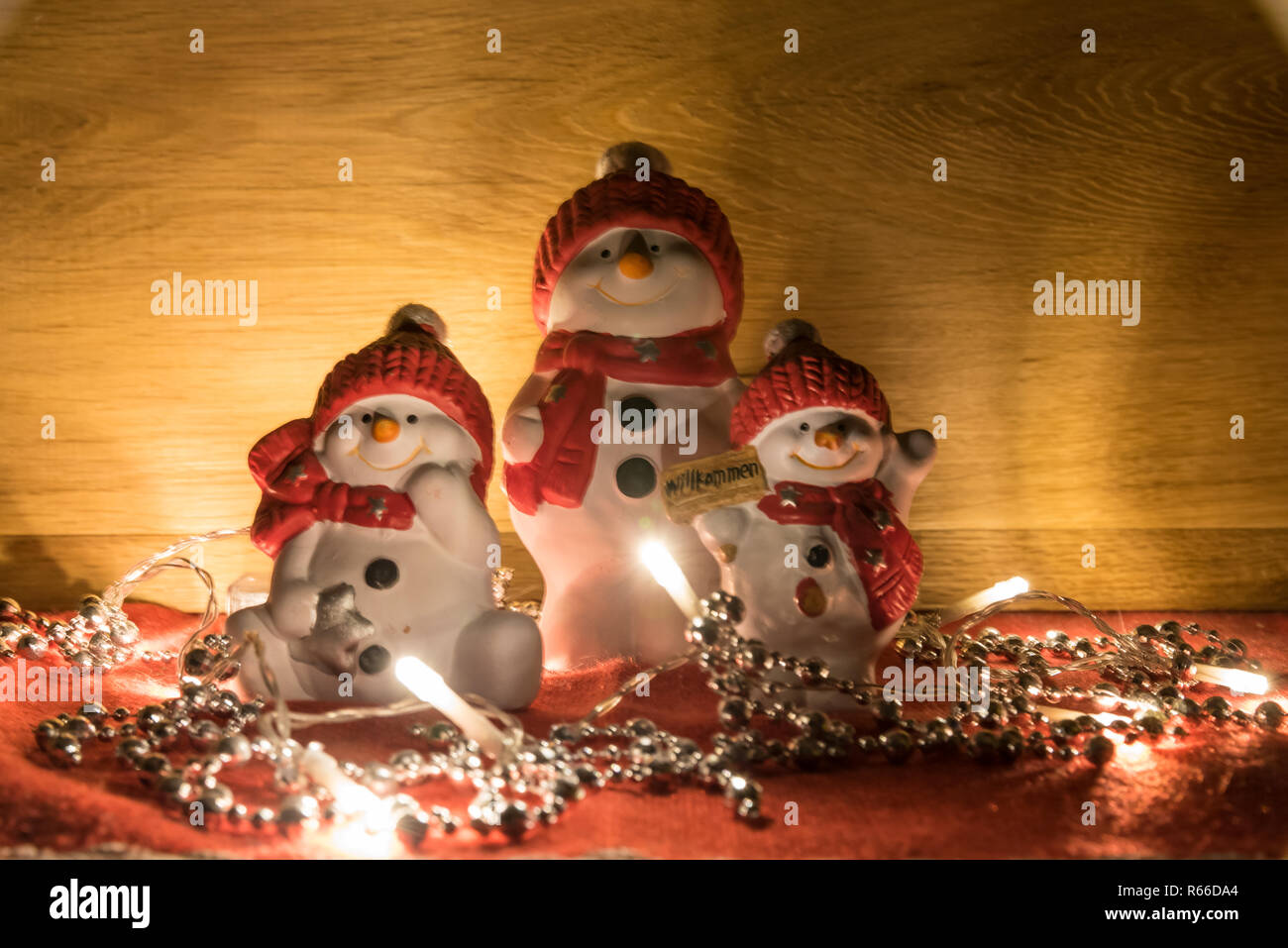 Welcome figures hi-res stock photography and images - Alamy
