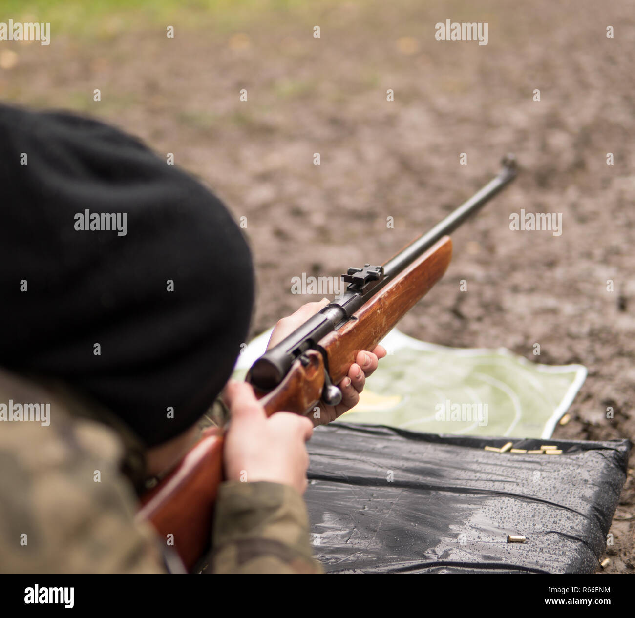 Soldier shooting hi-res stock photography and images - Alamy