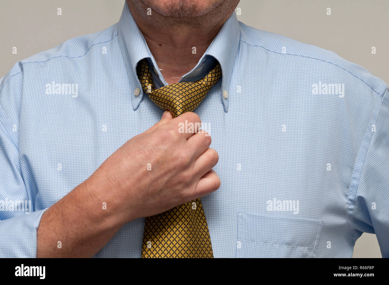 man knotting his tie Stock Photo - Alamy