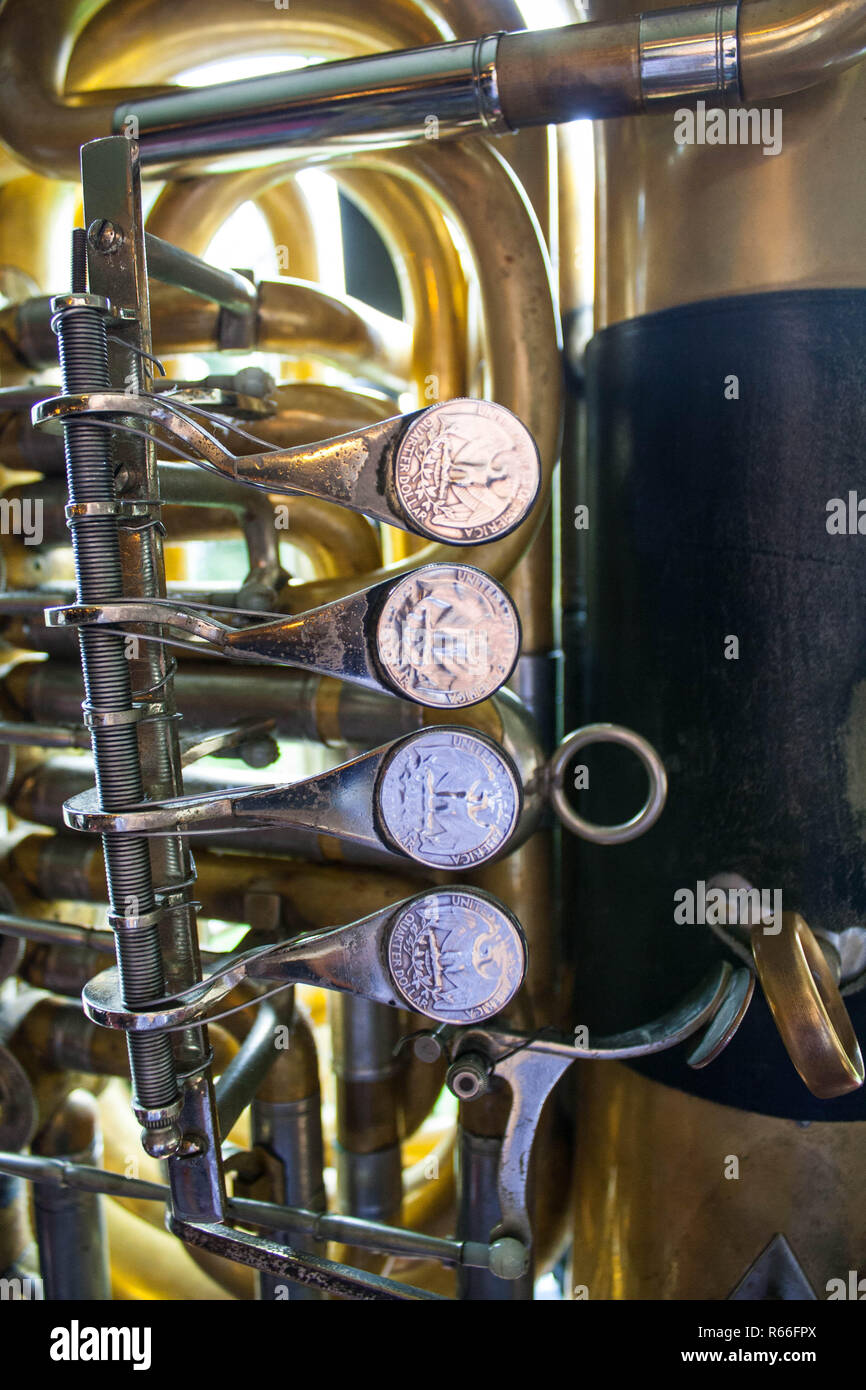 Quarter coins hi-res stock photography and images - Alamy