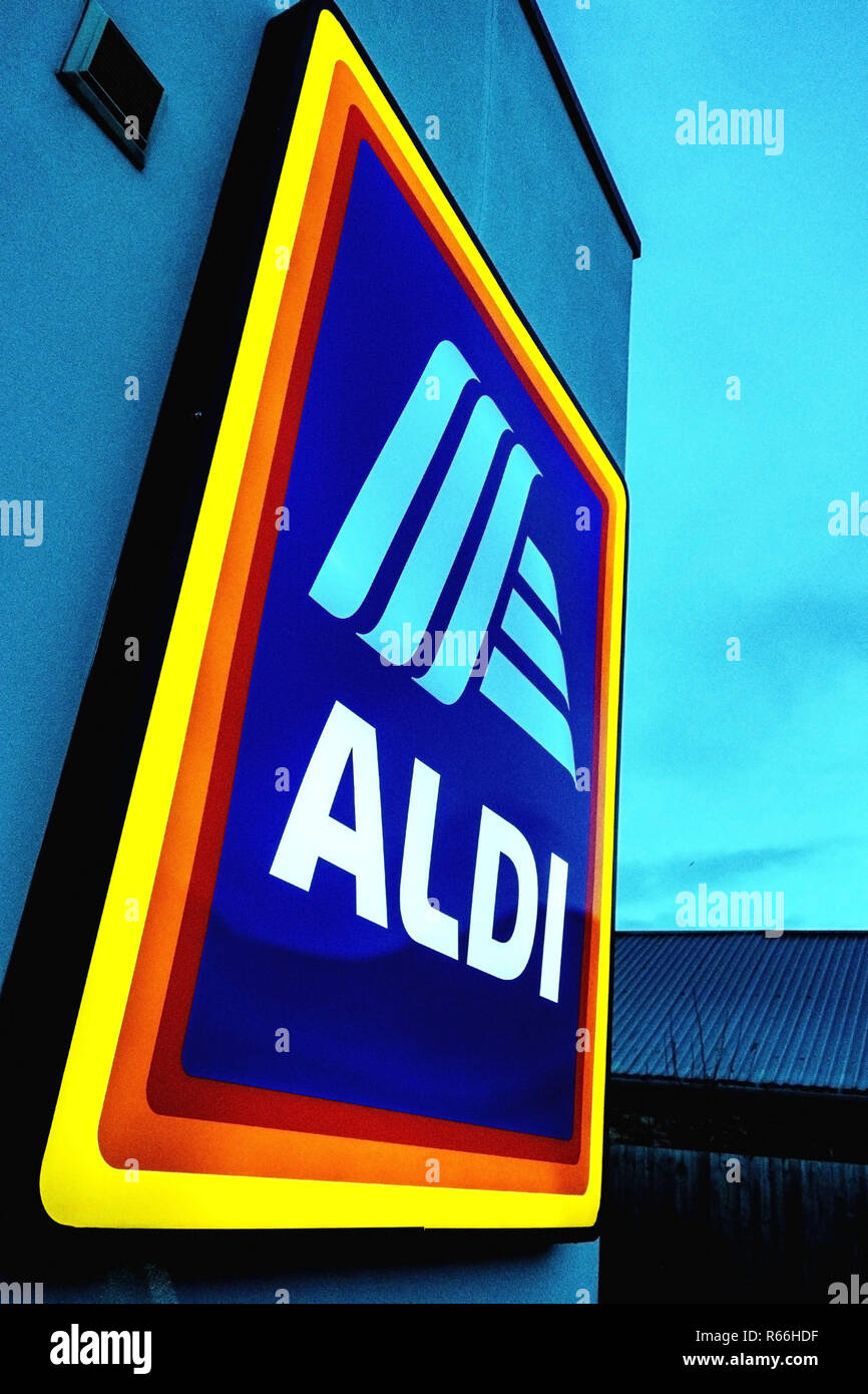 Aldi late shopping hi-res stock photography and images - Alamy