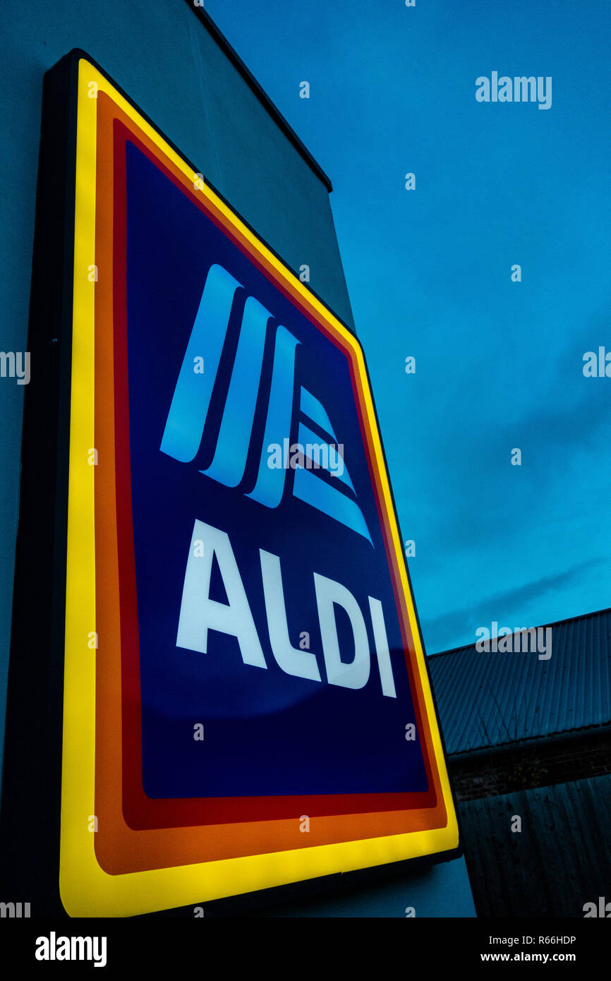 Aldi late shopping hi-res stock photography and images - Alamy