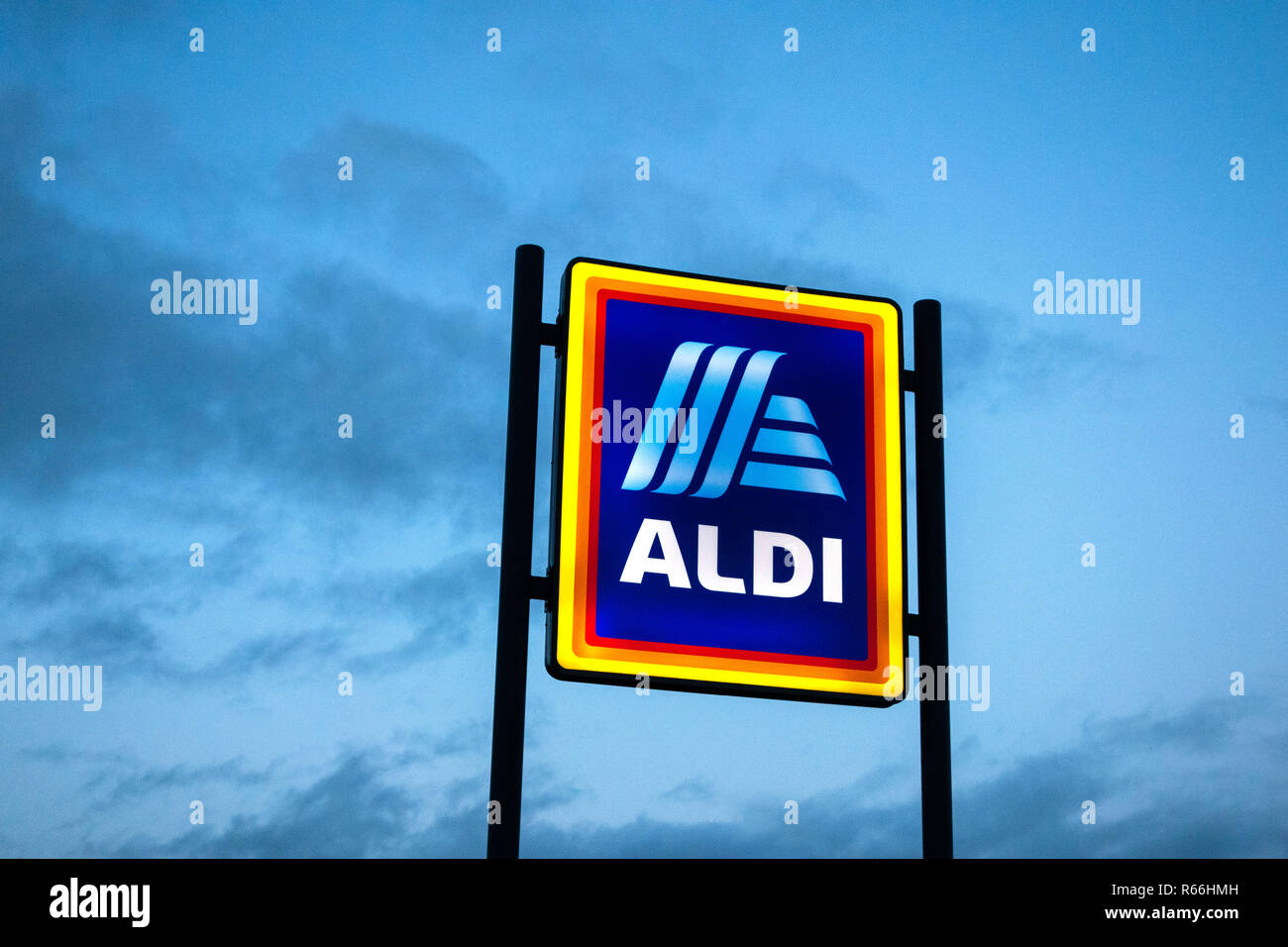 Aldi Online Shopping Supermarket High Resolution Stock Photography and ...