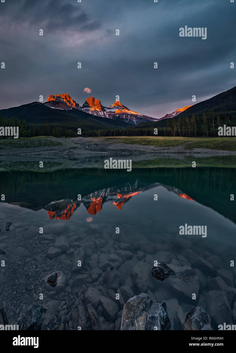 The three sisters mountain peaks at sunrise hi-res stock photography ...