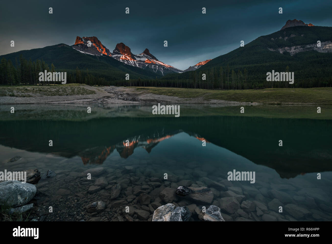 Three sisters mountain hi-res stock photography and images - Alamy