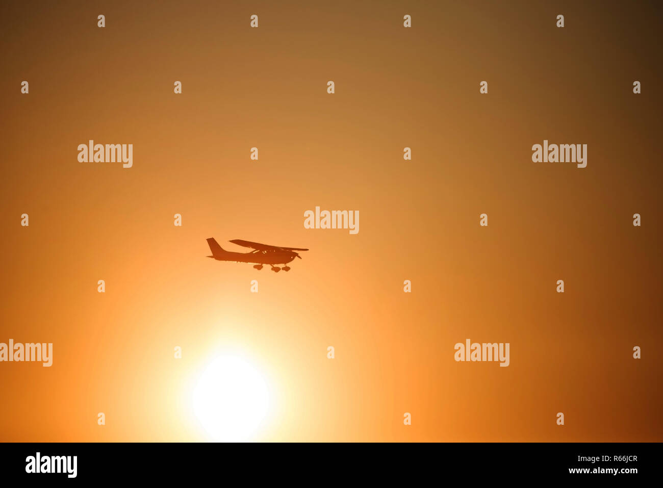Plane and sunset and takeoff hi-res stock photography and images - Alamy