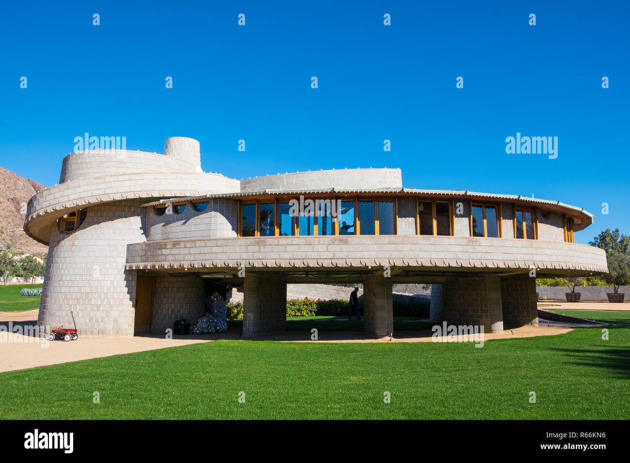 Exterior of the David and Gladys Wright house designed by Frank Lloyd ...