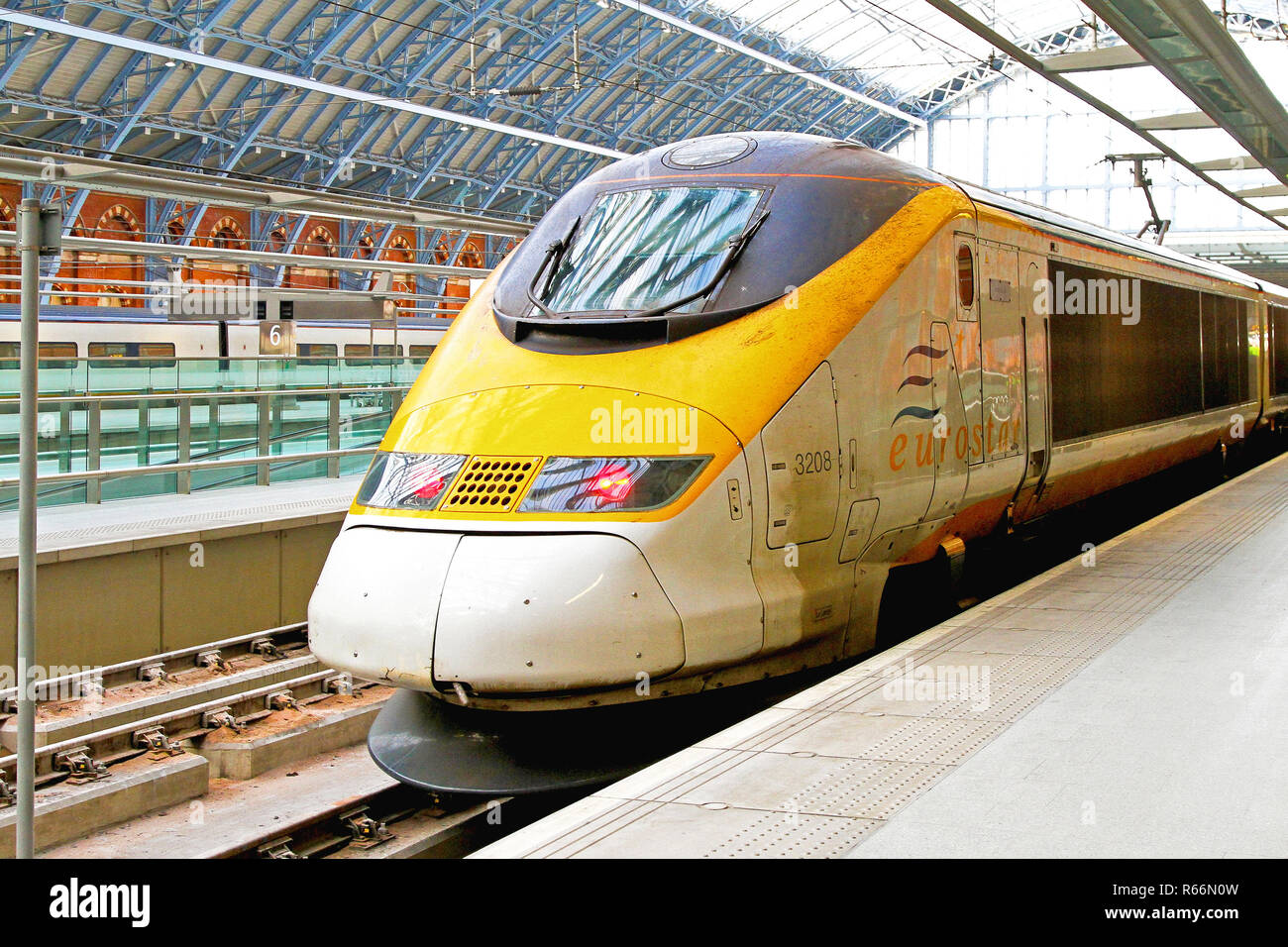 Eurostar station hi-res stock photography and images - Alamy