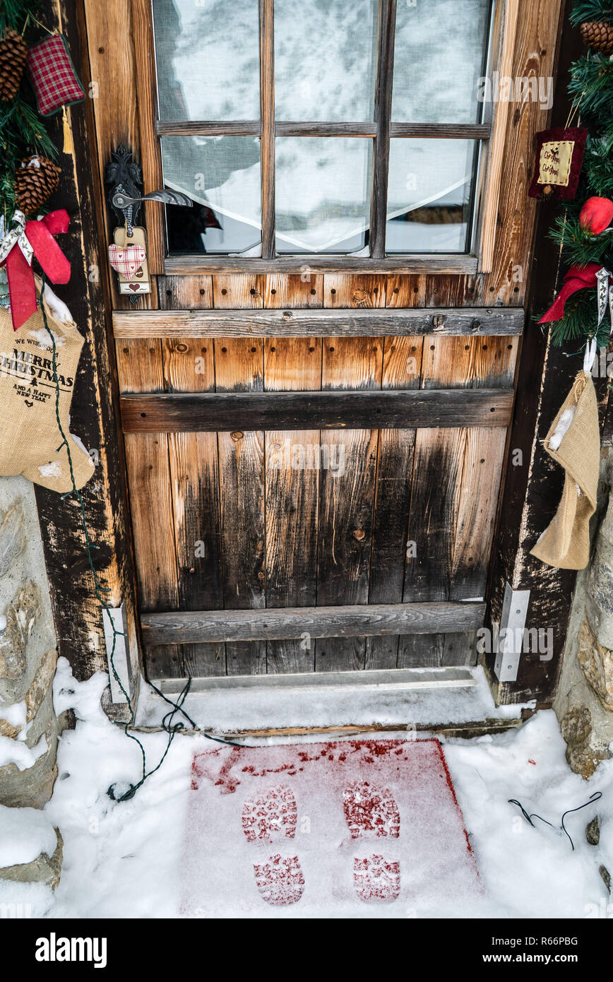 Footsteps in snow in front of a door Stock Photo - Alamy