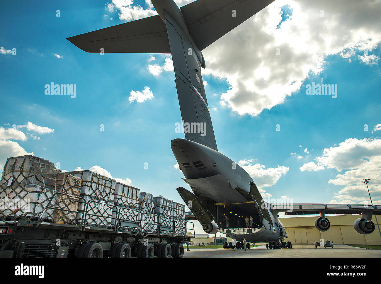 Aircraft loader hi-res stock photography and images - Alamy