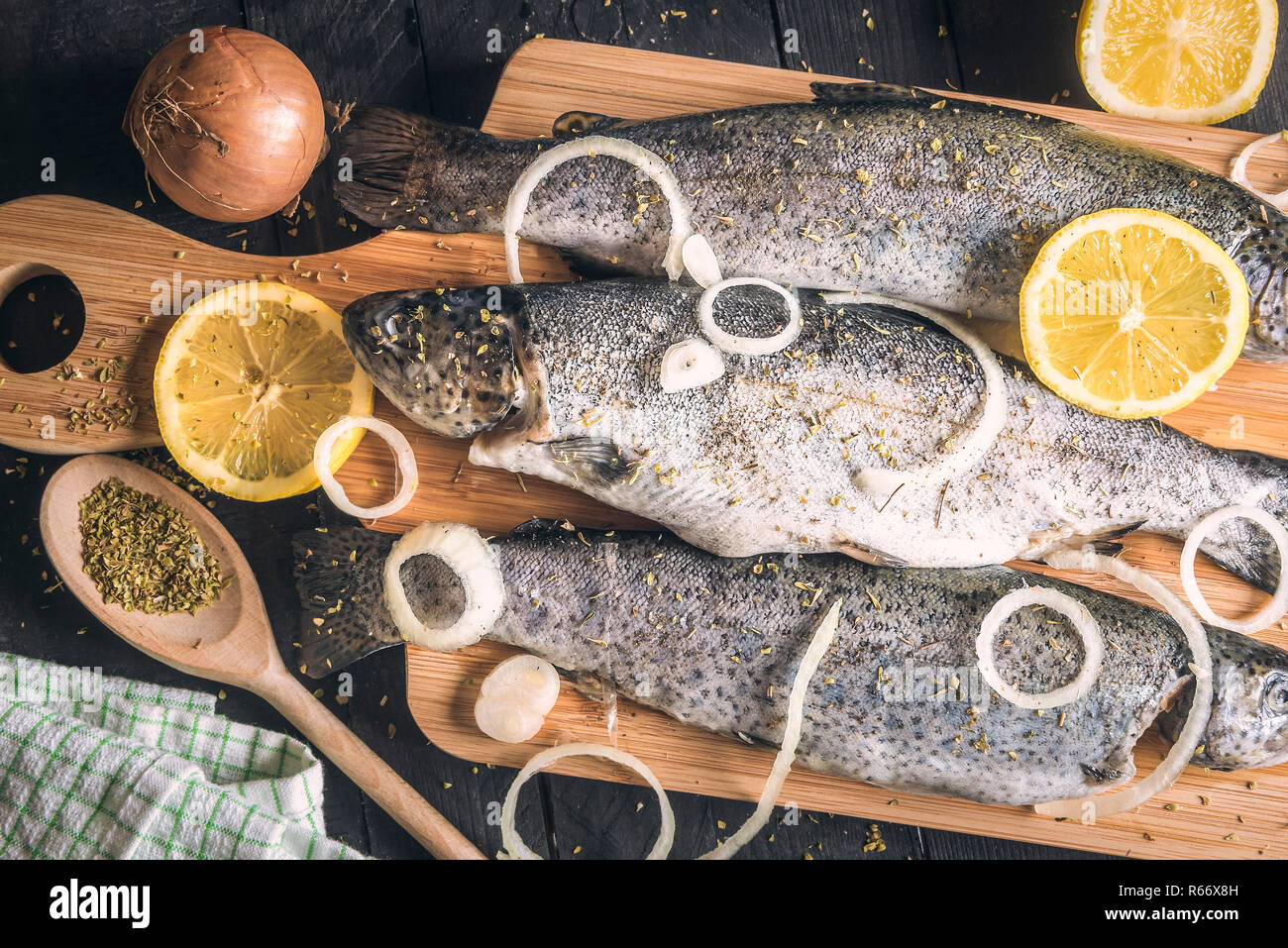 Fresh fish with onion and lemons on a trencher Stock Photo - Alamy