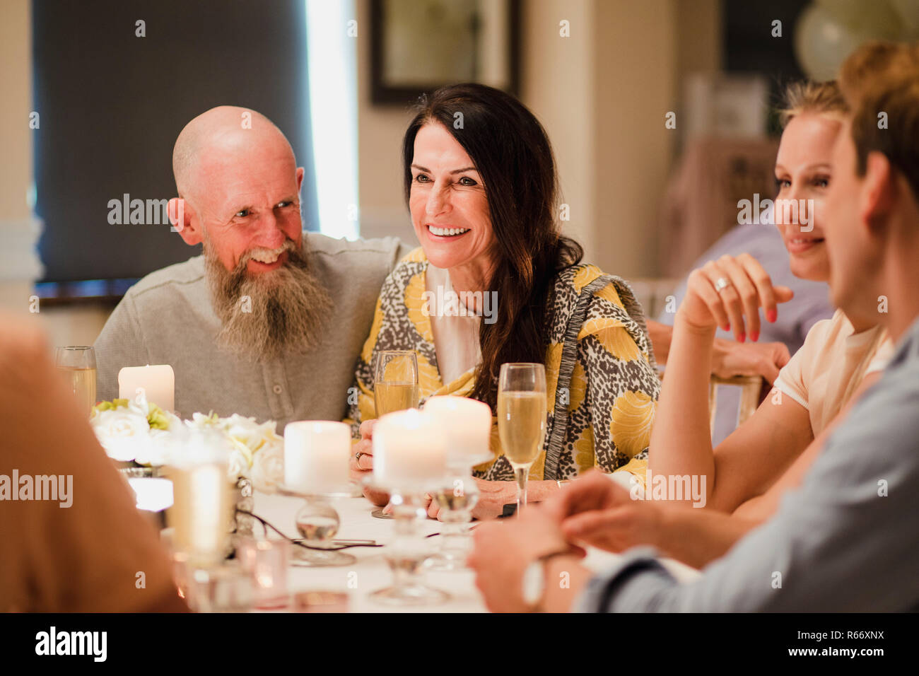 Couple guests talk table hi-res stock photography and images - Alamy