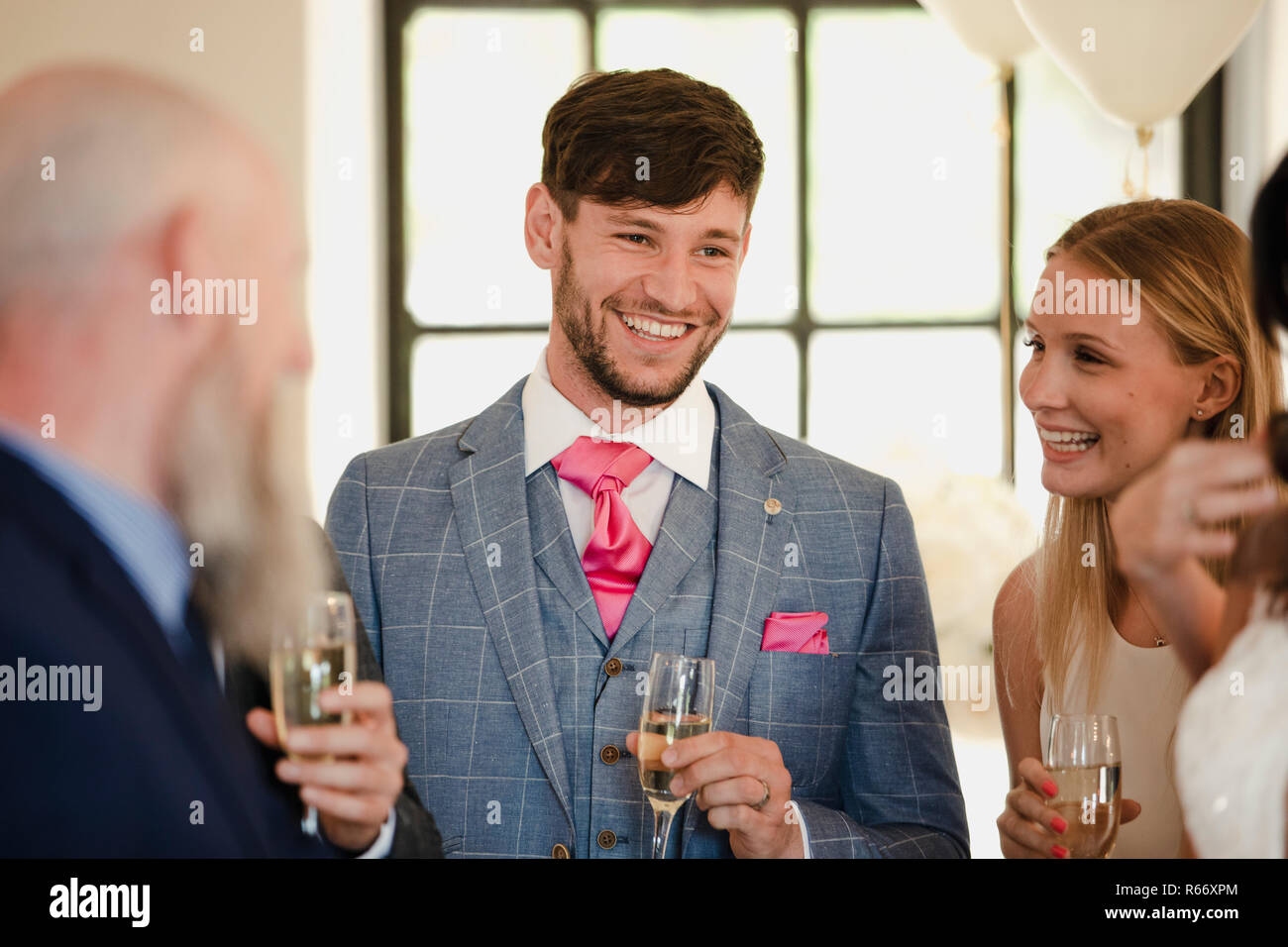 Laughing wedding guests hi-res stock photography and images - Alamy