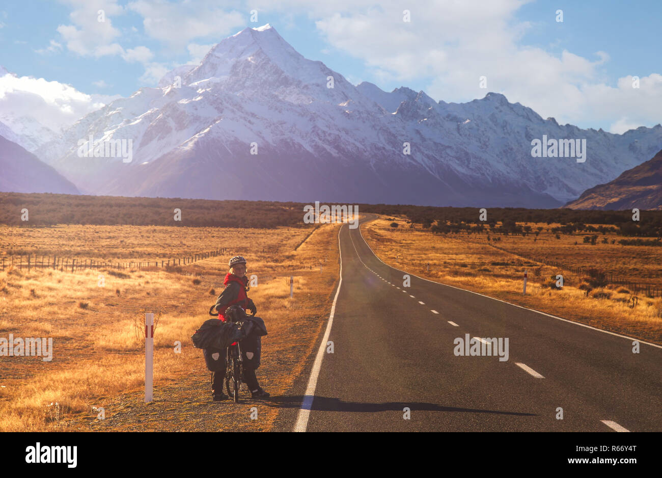 Mount cook road bike hi-res stock photography and images - Alamy