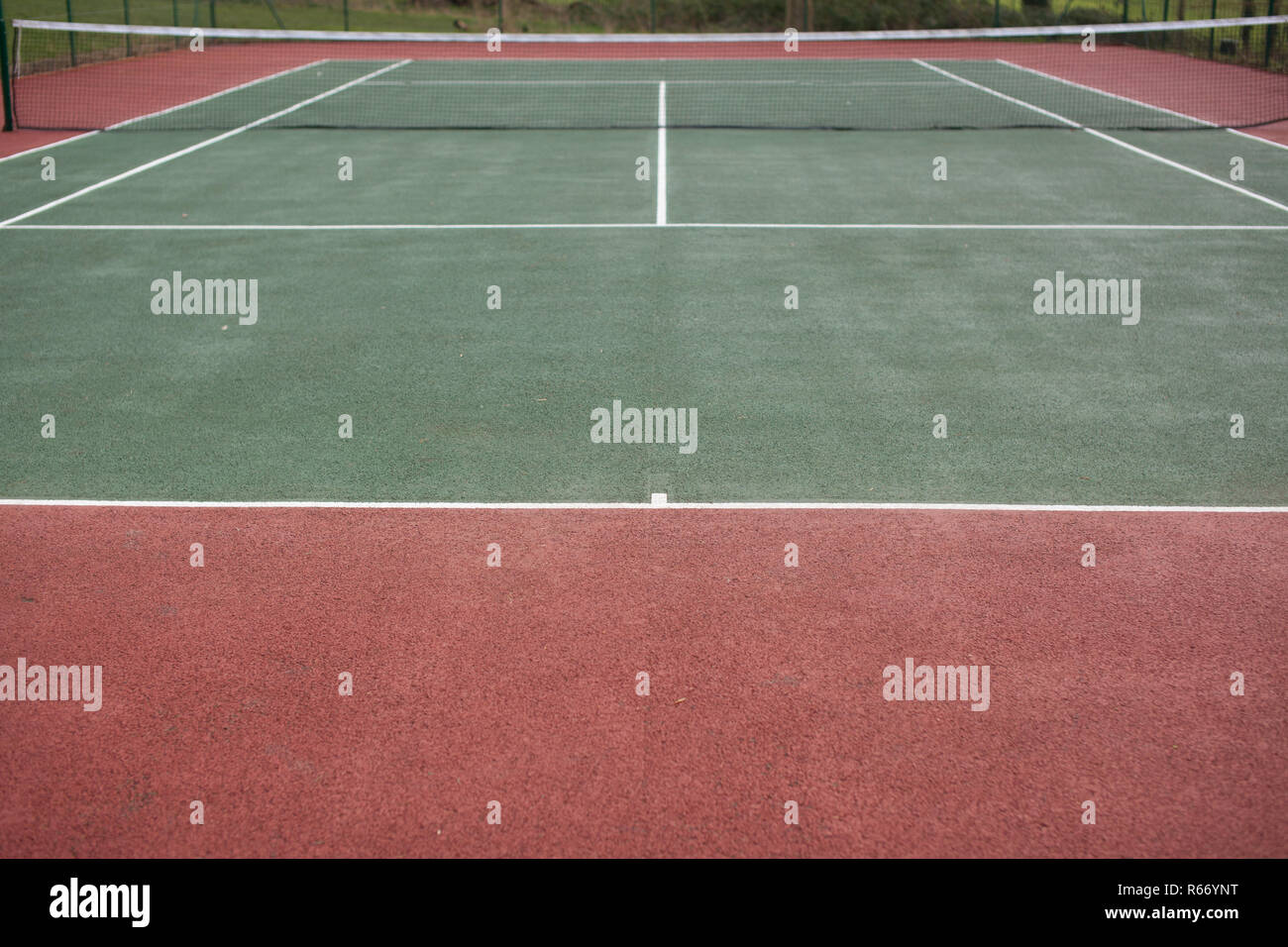 Empty tennis court Stock Photo - Alamy