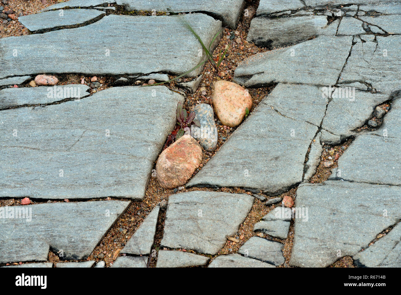 Ennadai Lake shoreline rocks and stones, Arctic Haven lodge on Ennadai ...