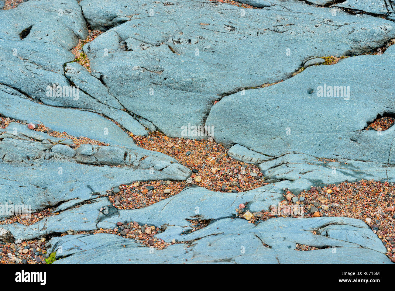 Ennadai Lake shoreline rocks and stones, Arctic Haven lodge on Ennadai ...
