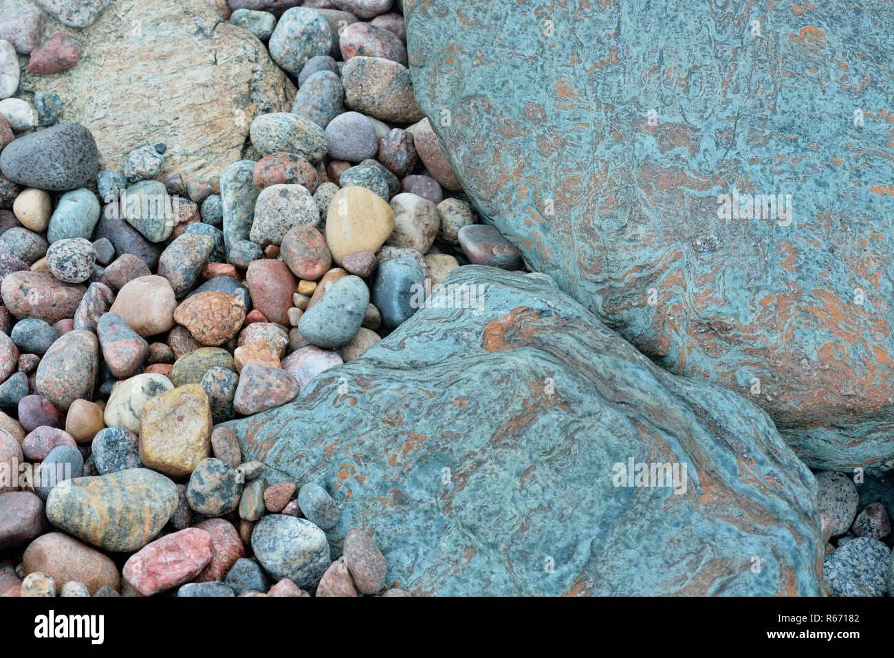 Ennadai Lake shoreline rocks and stones, Arctic Haven lodge on Ennadai ...