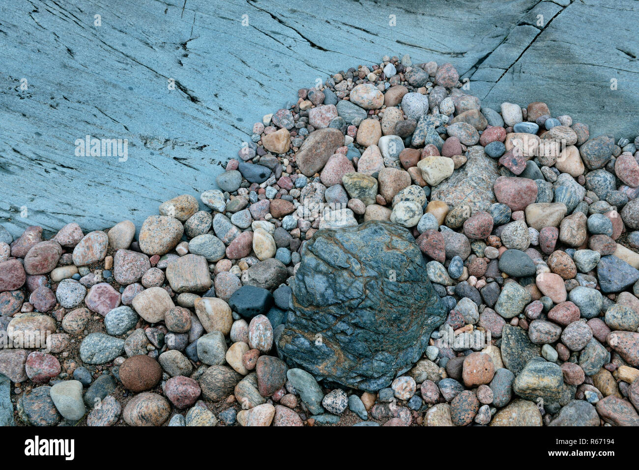 Ennadai Lake shoreline rocks and stones, Arctic Haven lodge on Ennadai ...