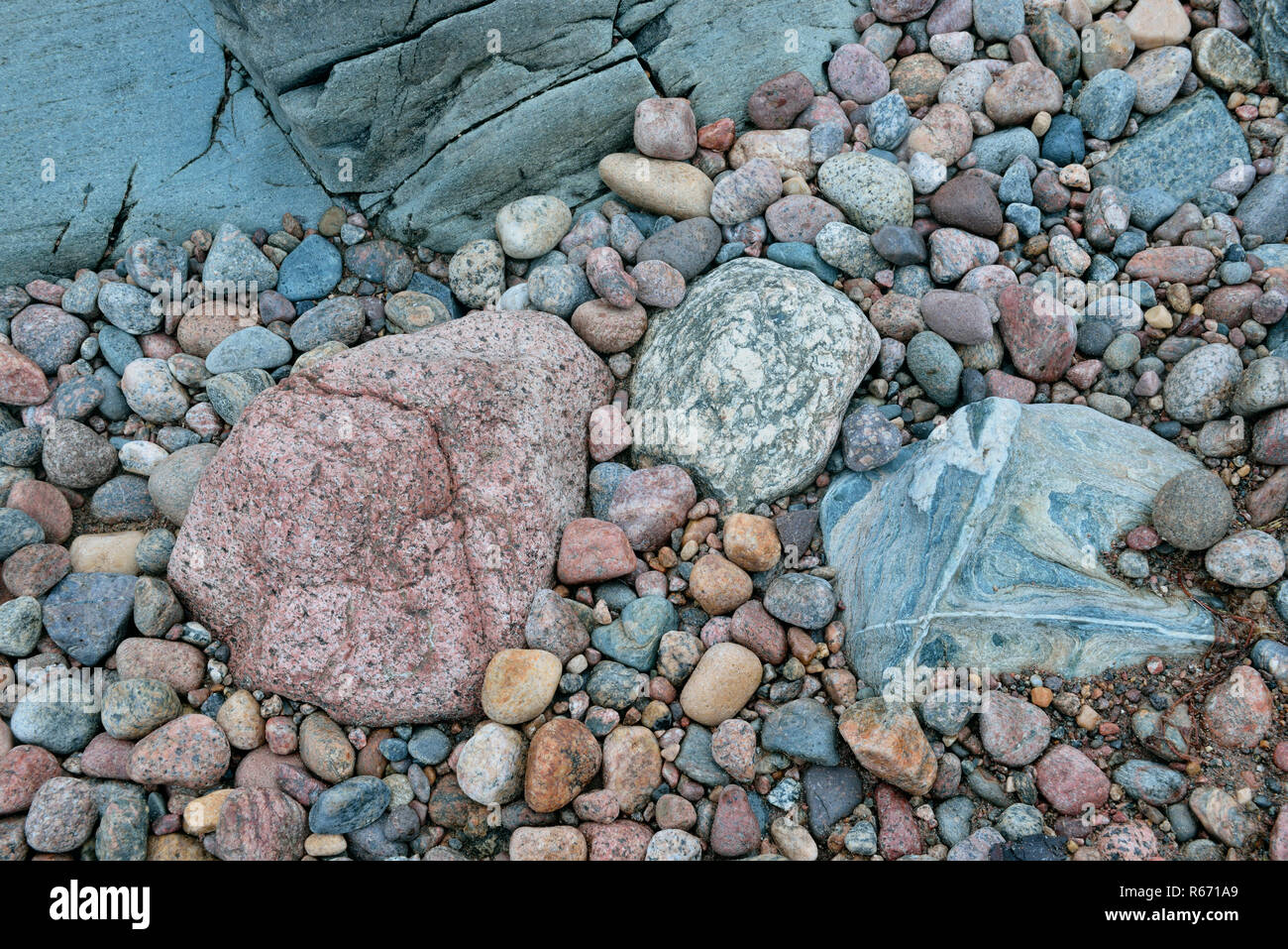 Ennadai Lake shoreline rocks and stones, Arctic Haven lodge on Ennadai ...