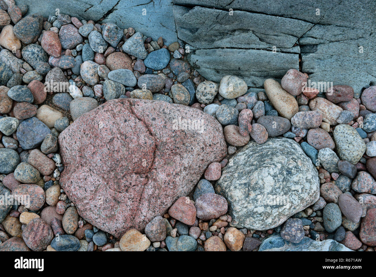 Ennadai Lake shoreline rocks and stones, Arctic Haven lodge on Ennadai ...
