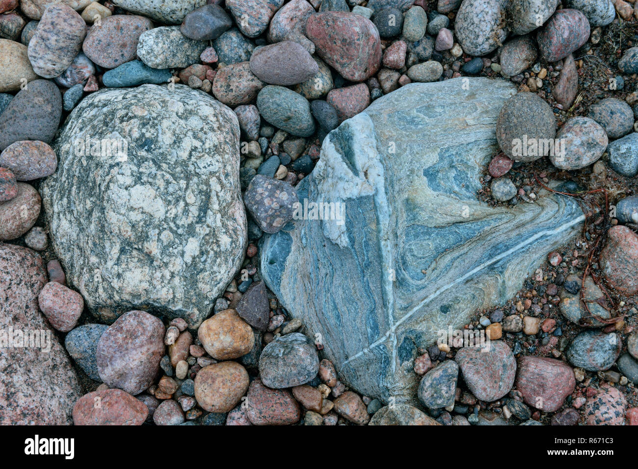 Ennadai Lake shoreline rocks and stones, Arctic Haven lodge on Ennadai ...
