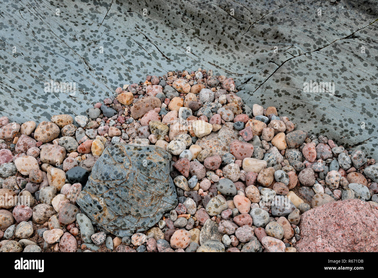 Ennadai Lake shoreline rocks and beach stones, Arctic Haven Lodge ...