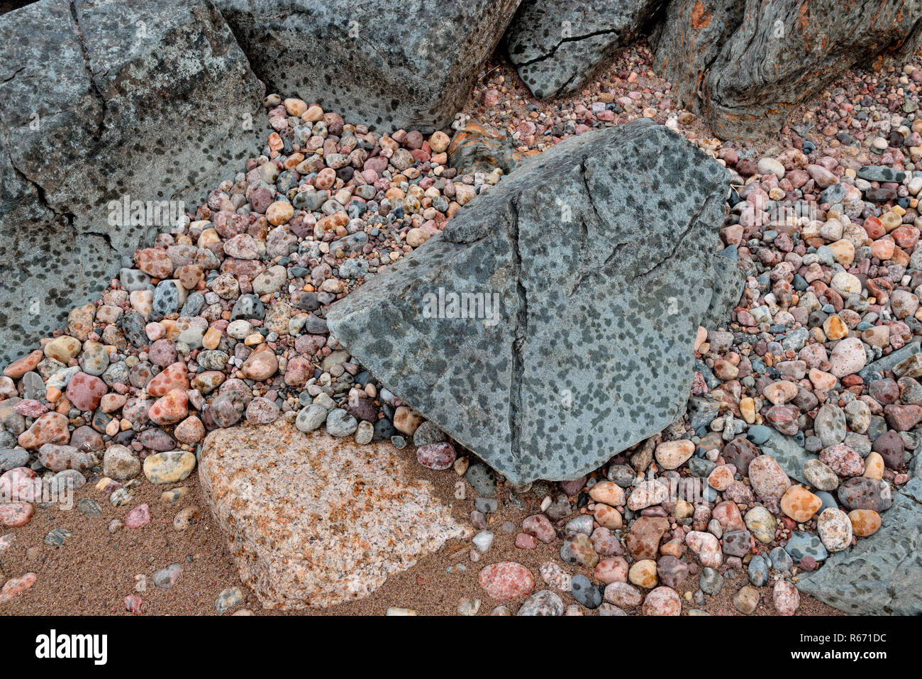 Ennadai Lake shoreline rocks and beach stones, Arctic Haven Lodge ...