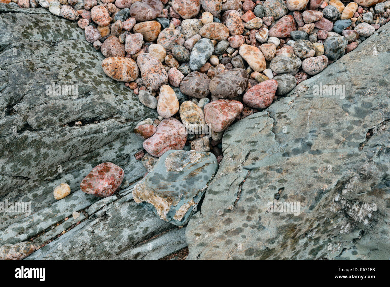 Ennadai Lake shoreline rocks and beach stones, Arctic Haven Lodge ...