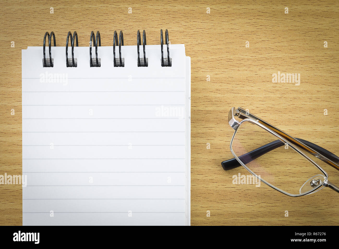 Notepad with blank page Stock Photo - Alamy
