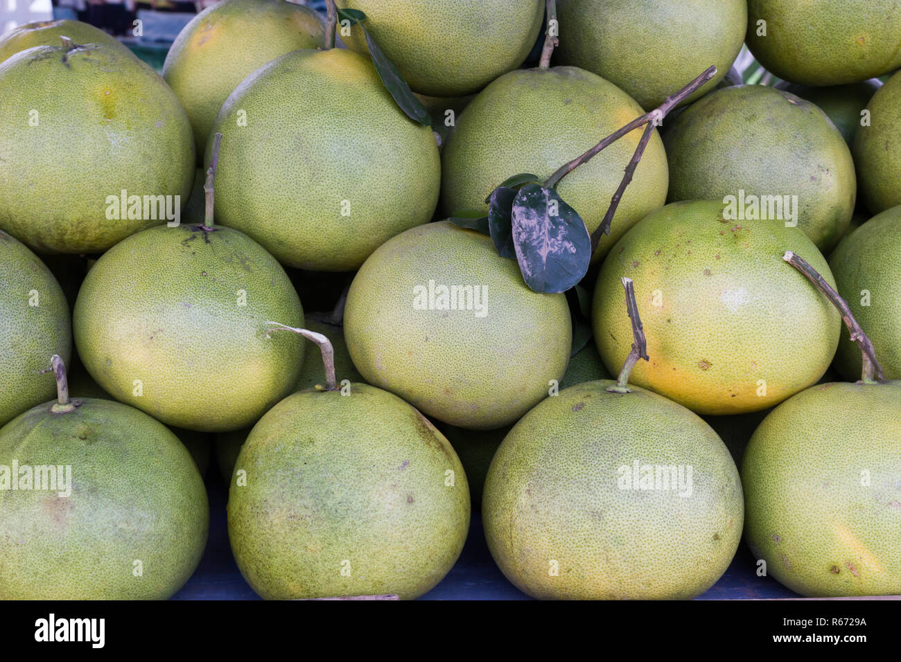 Pomelos market hi-res stock photography and images - Alamy