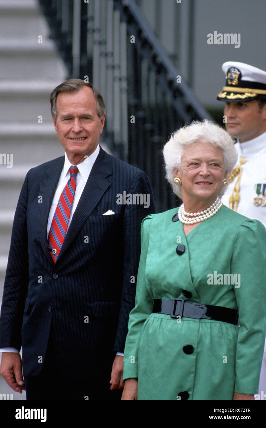 Washington, DC. 1989 President George H.W. Bush and First Lady Barbara ...