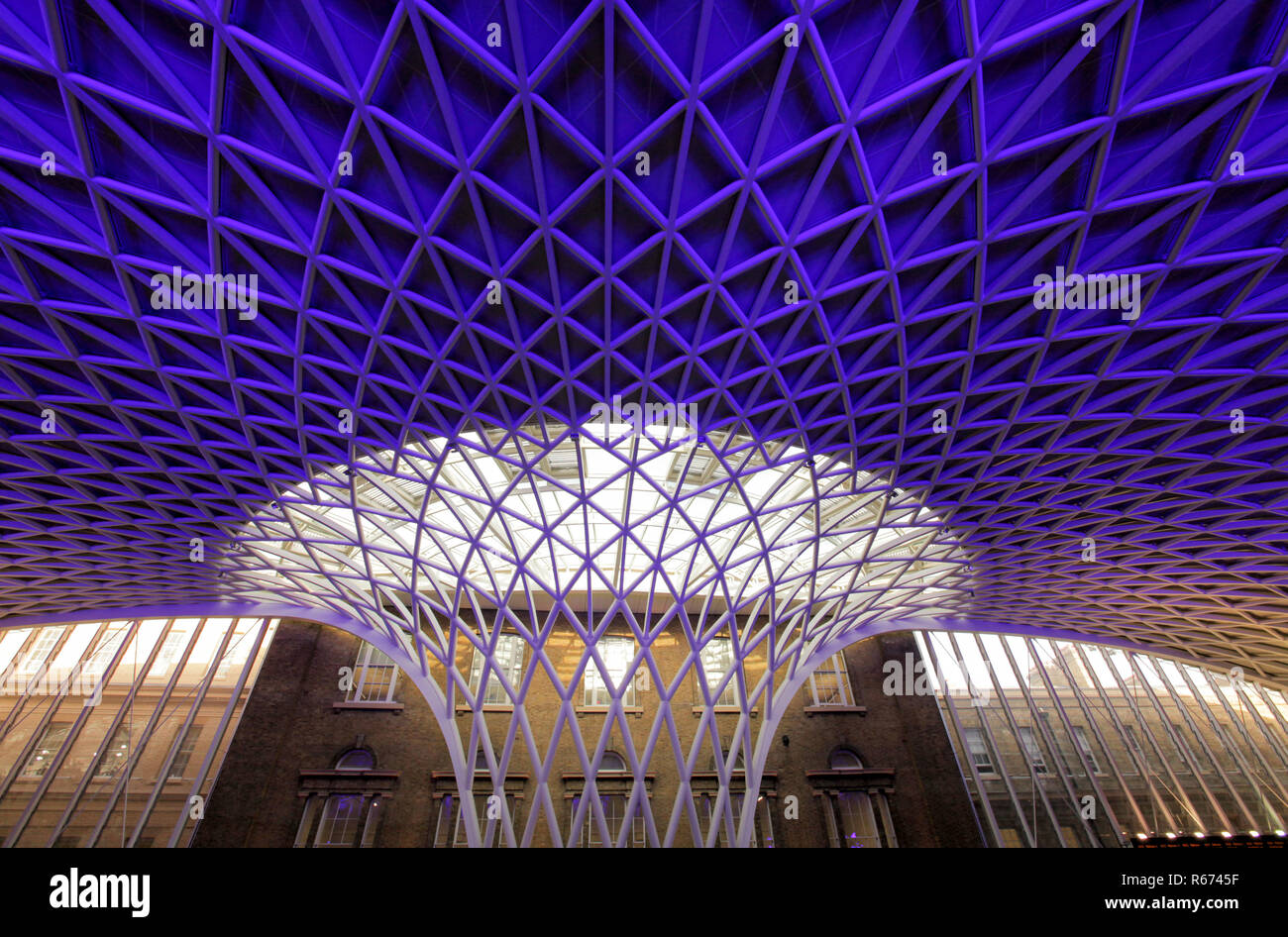 Kings Cross Station roof Stock Photo - Alamy