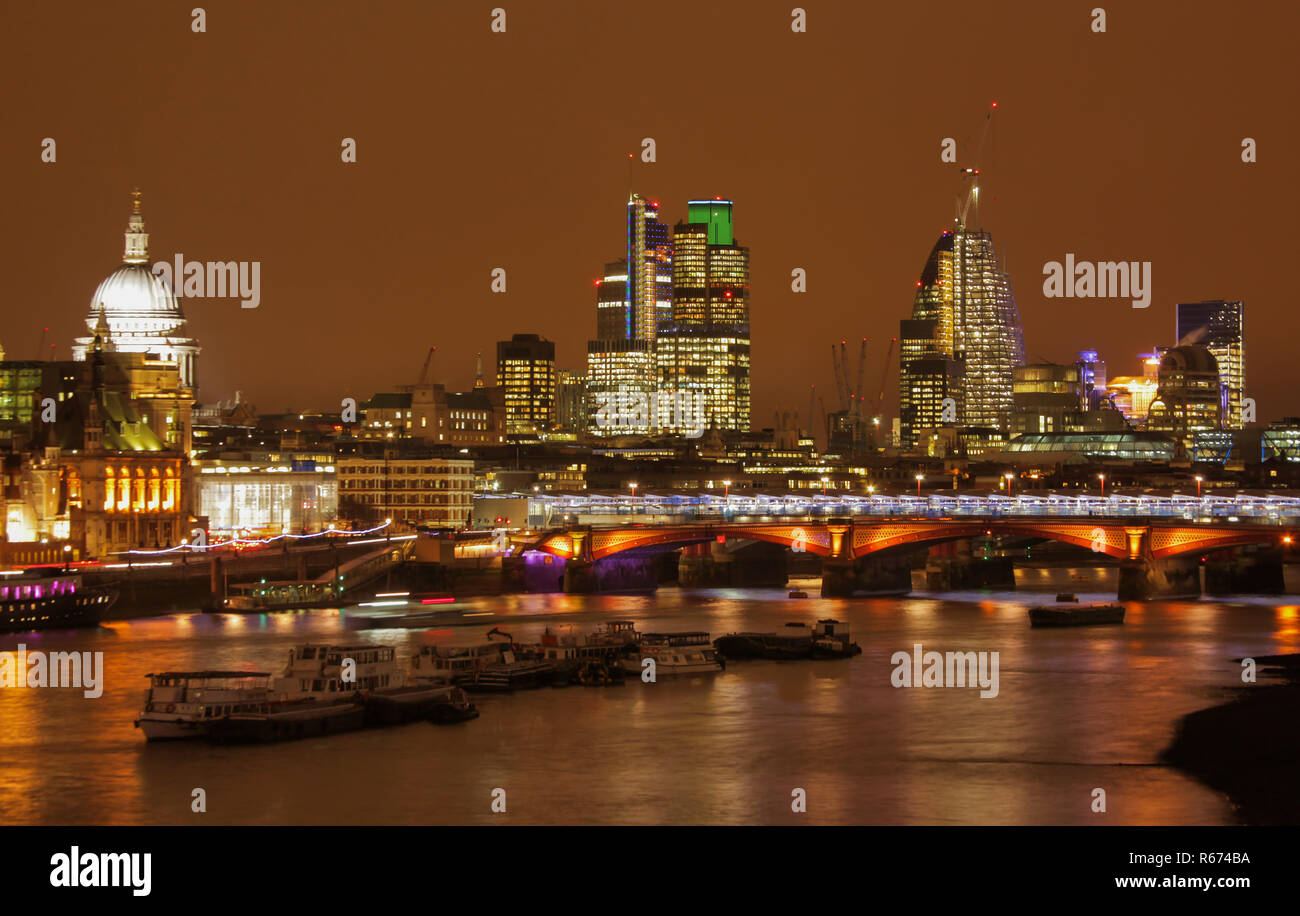 London skyline at night Stock Photo - Alamy