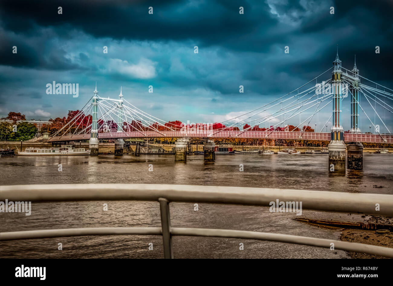 Chelsea Bridge in autumn Stock Photo - Alamy