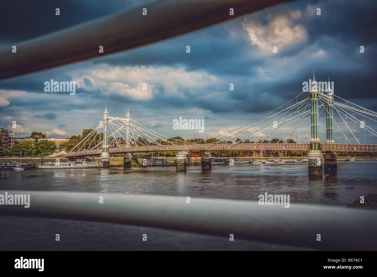 Chelsea bridge london autumn river hi-res stock photography and images ...