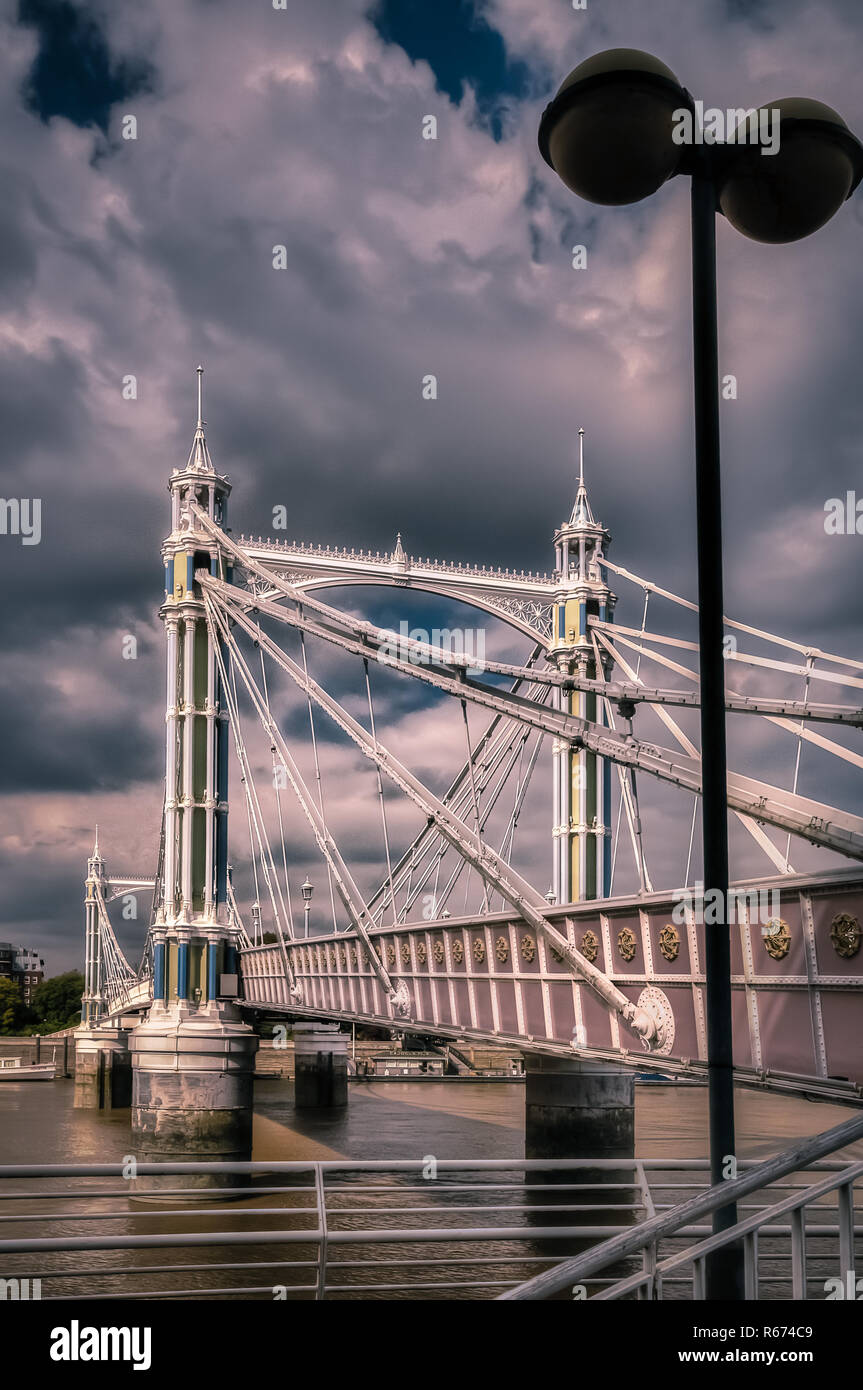 Chelsea bridge london autumn river hi-res stock photography and images ...