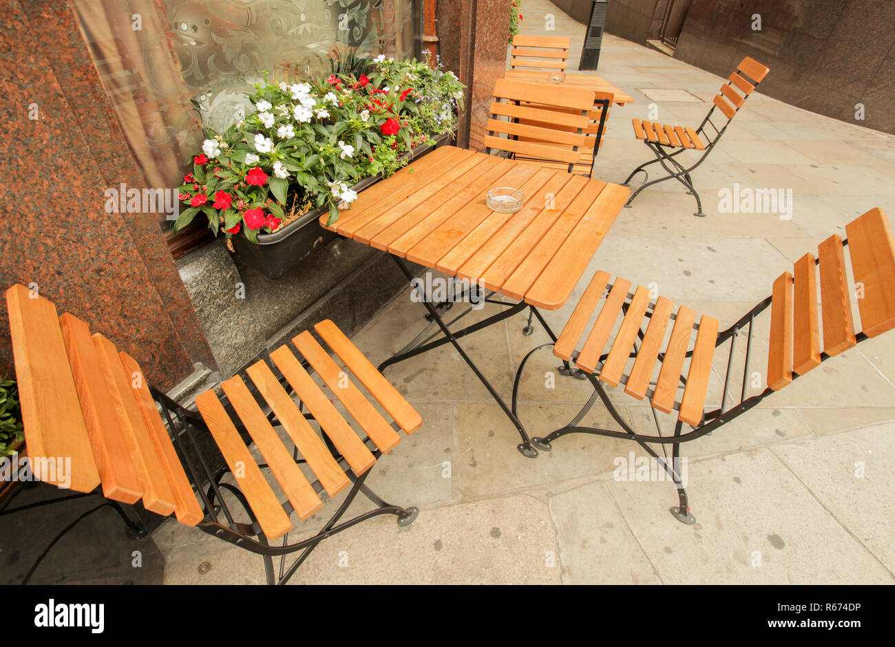 English pub exterior summer empty hi-res stock photography and images ...