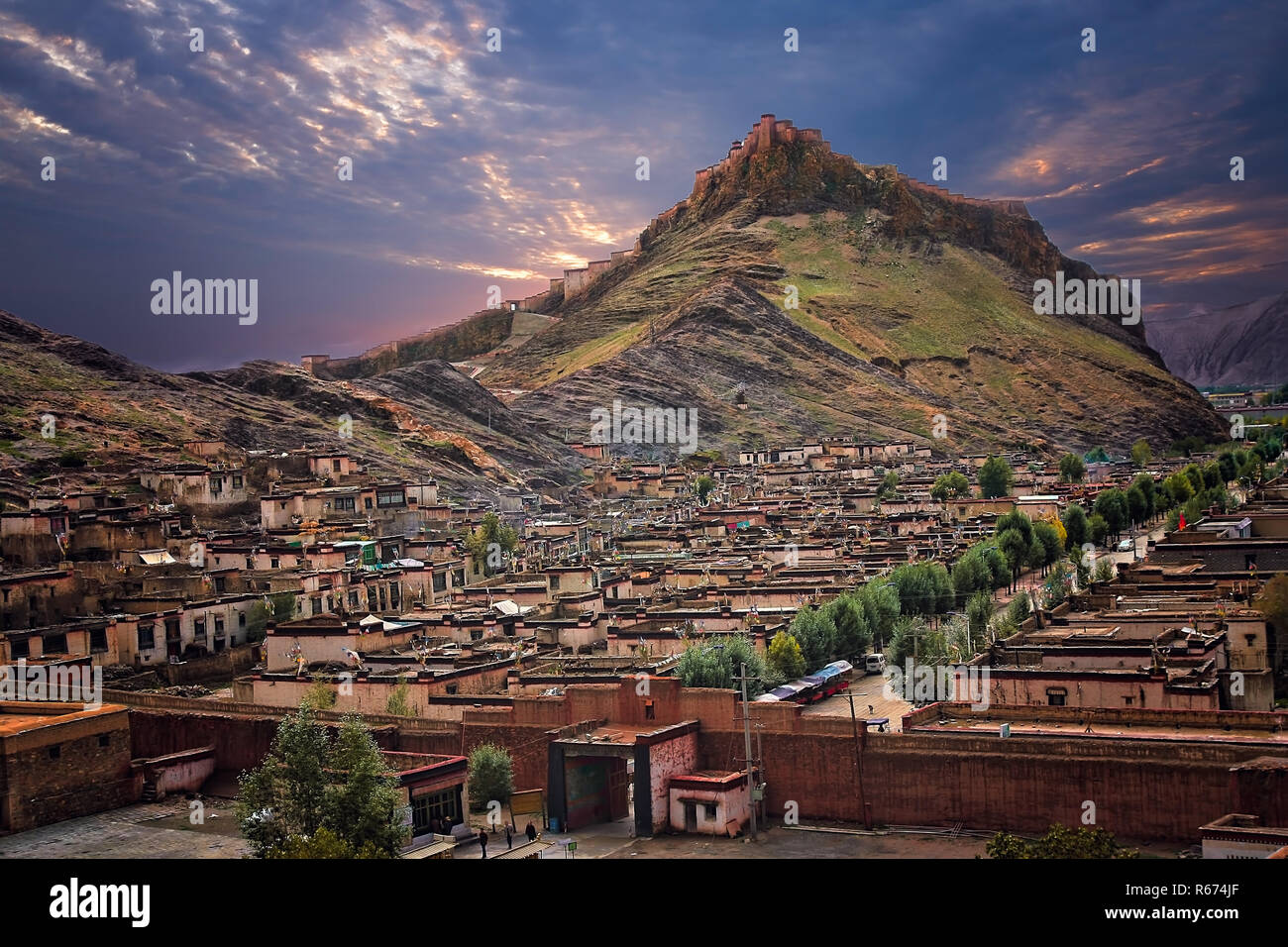 Tibetan china travel destination location hi-res stock photography and ...