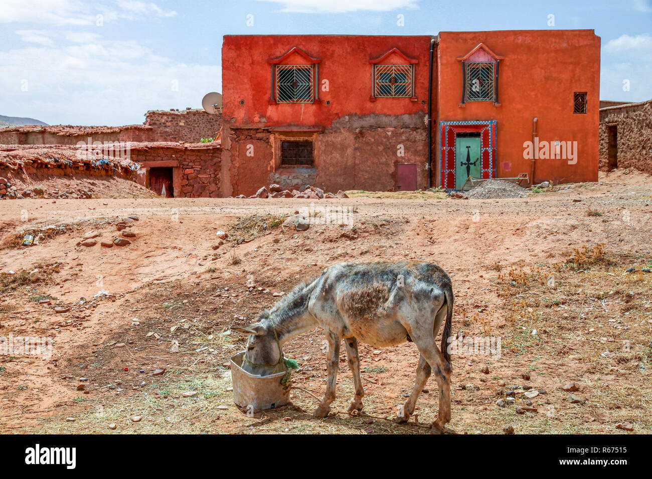 Front house indigenous community hi-res stock photography and images ...