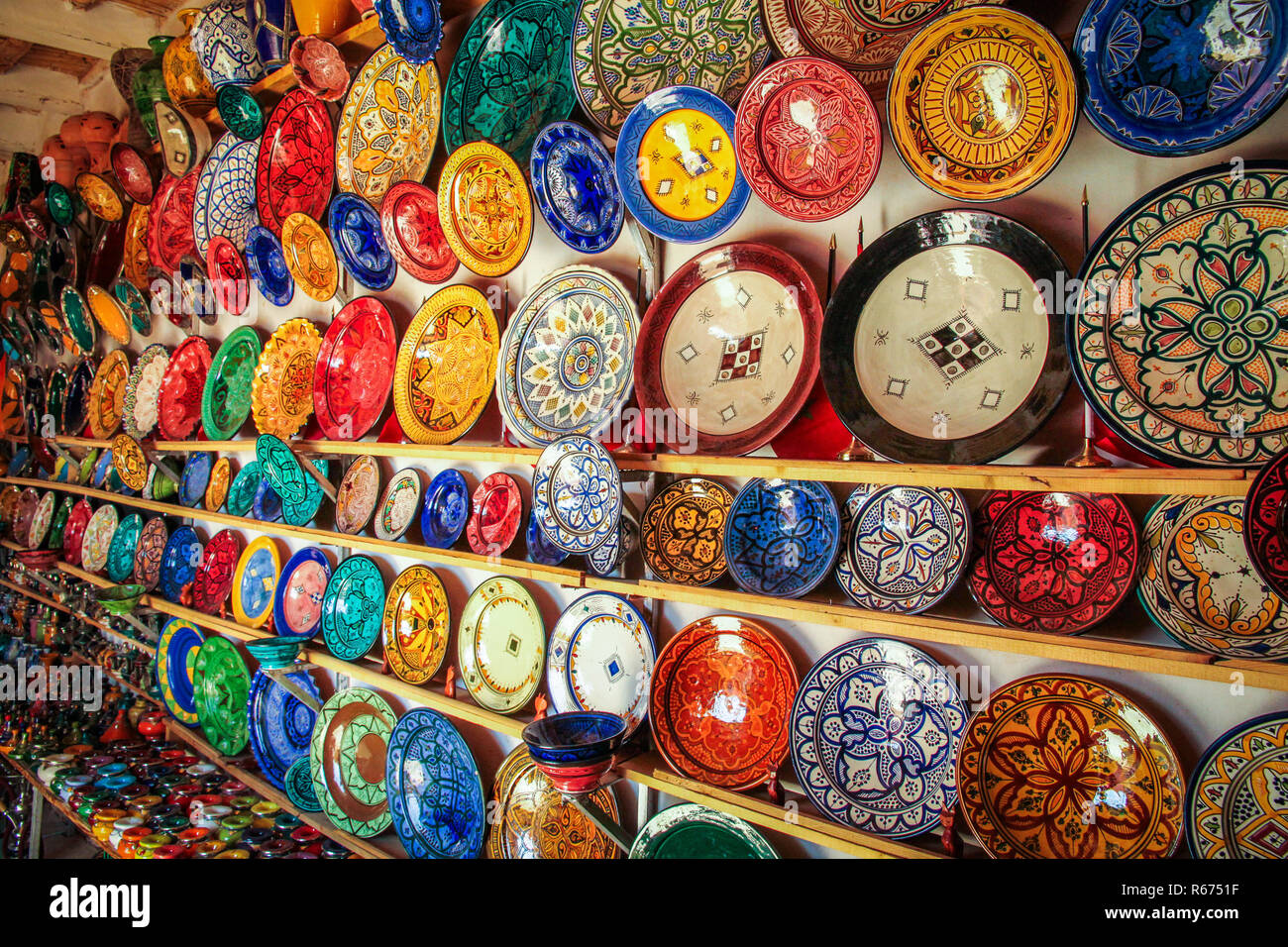 Pots plates on display hi-res stock photography and images - Alamy