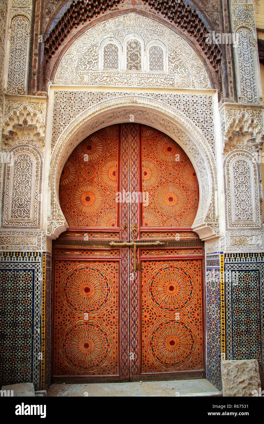 Mosque door entrance Stock Photo - Alamy