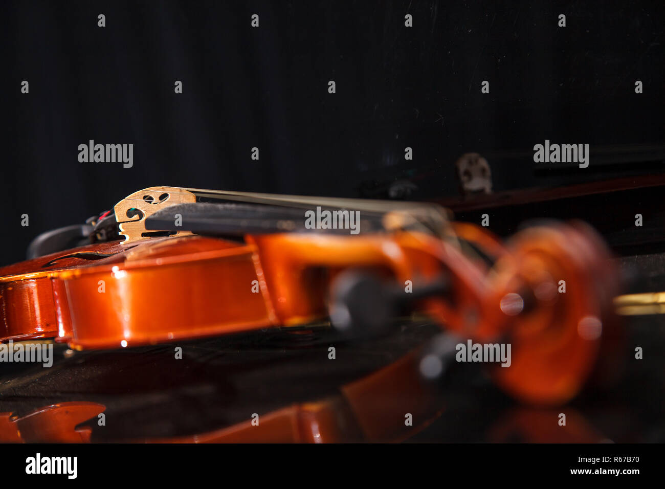 Traditional violin brown hi-res stock photography and images - Alamy