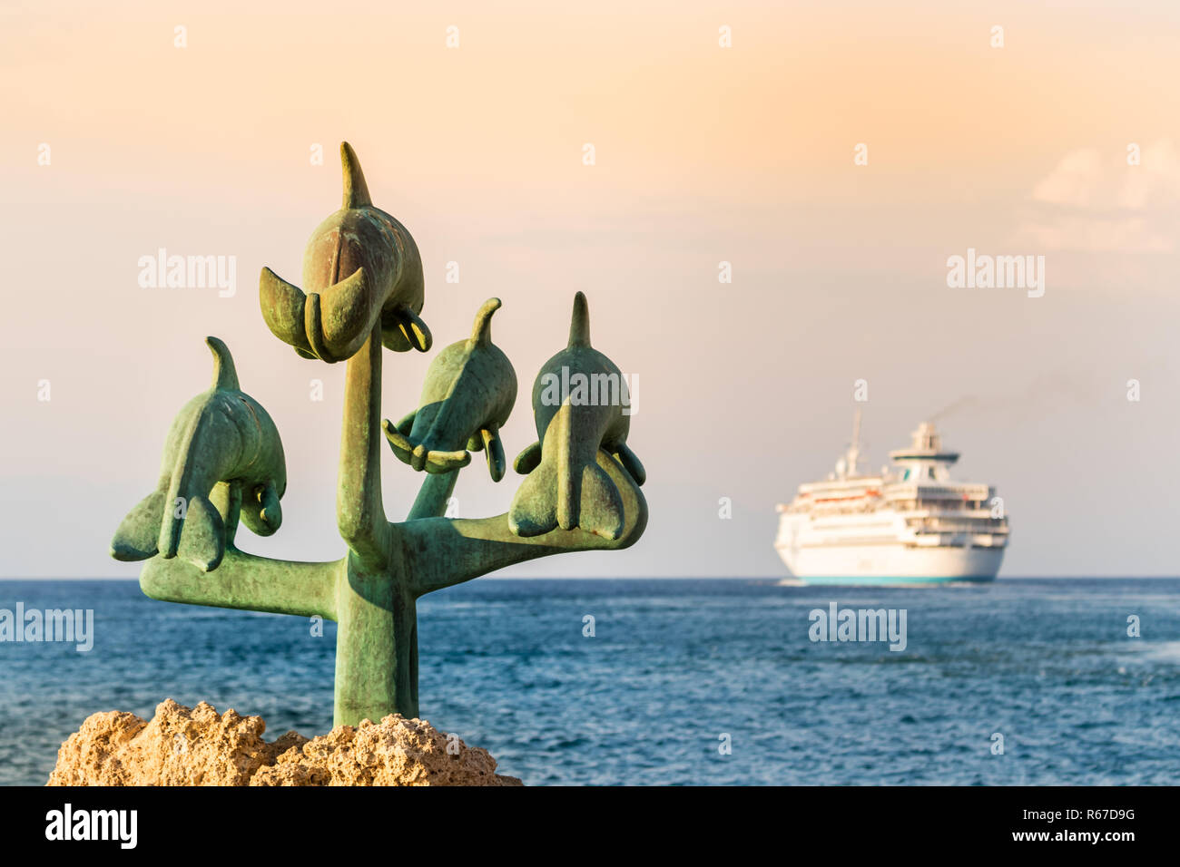 Ancient greek ship statue hi-res stock photography and images - Alamy