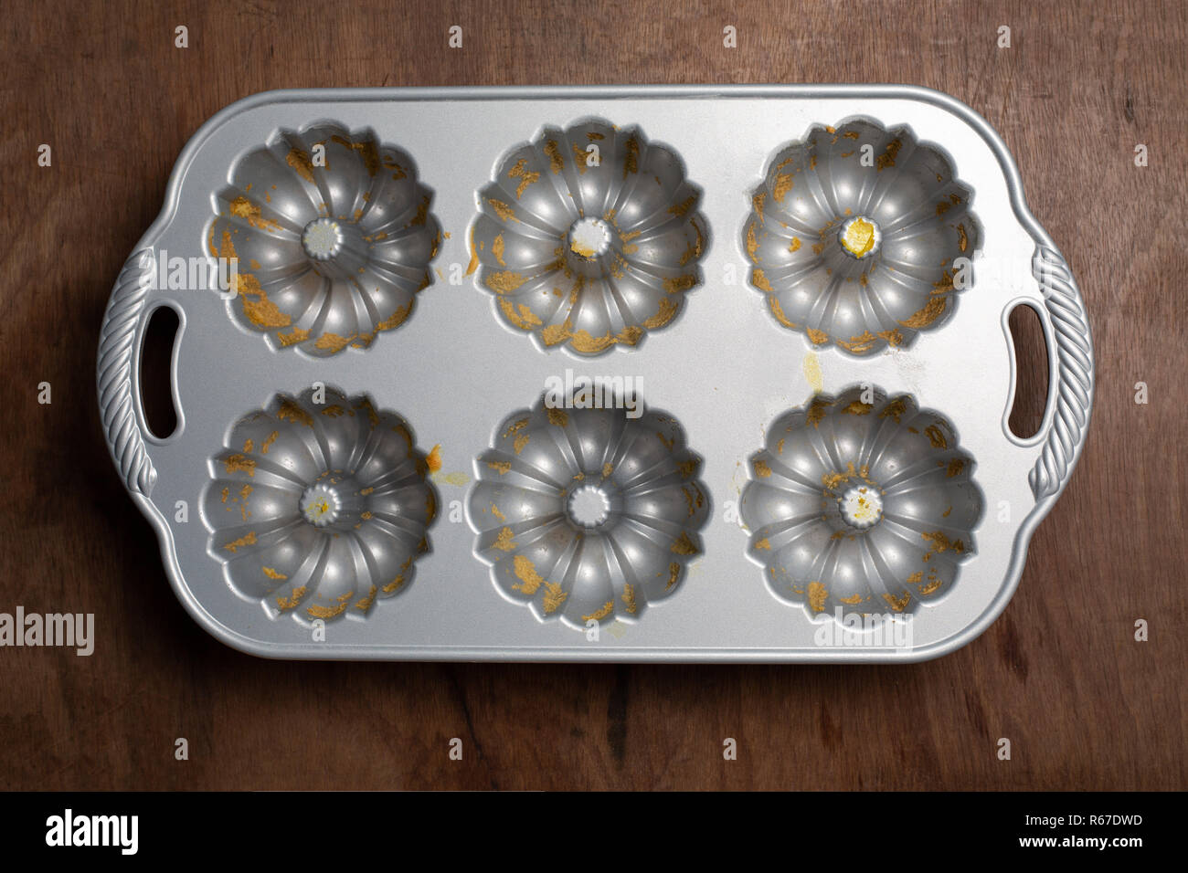 Bundt cake form hi-res stock photography and images - Alamy